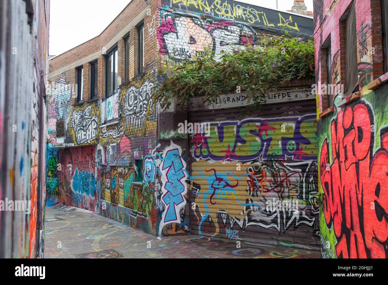 Inner city street graffiti in hi-res stock photography and images - Alamy