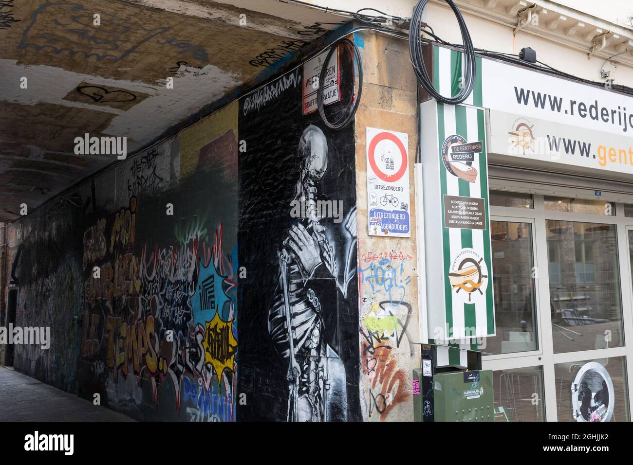 Inner city street graffiti in hi-res stock photography and images - Alamy