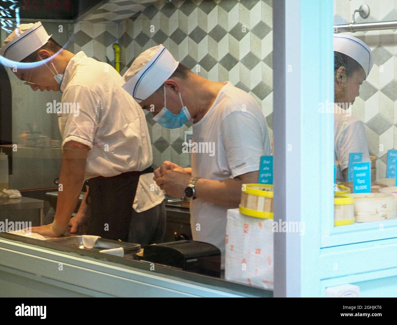 MILANO, ITALY - Aug 08, 2021: A Chinese restaurant transparent kitchen ...