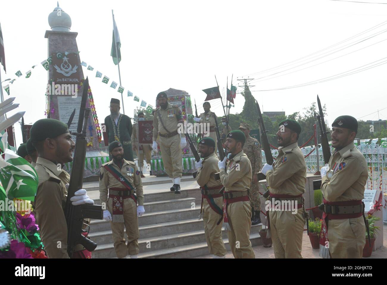 Lahore, Pakistan. 06th Sep, 2021. Pakistan army soldiers, traders and ...