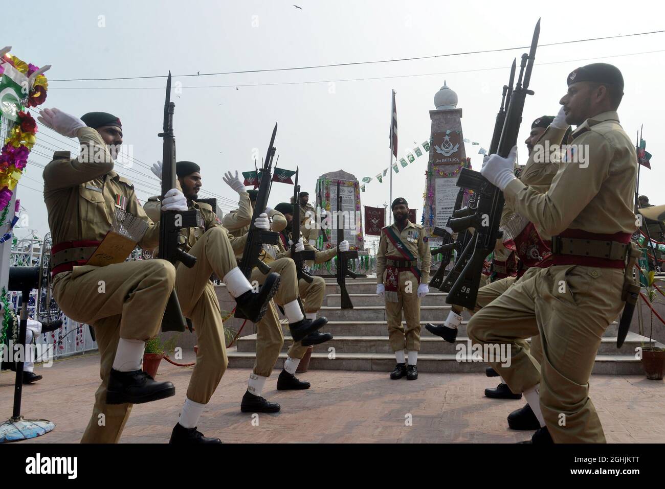 Lahore, Pakistan. 06th Sep, 2021. Pakistan army soldiers, traders and ...