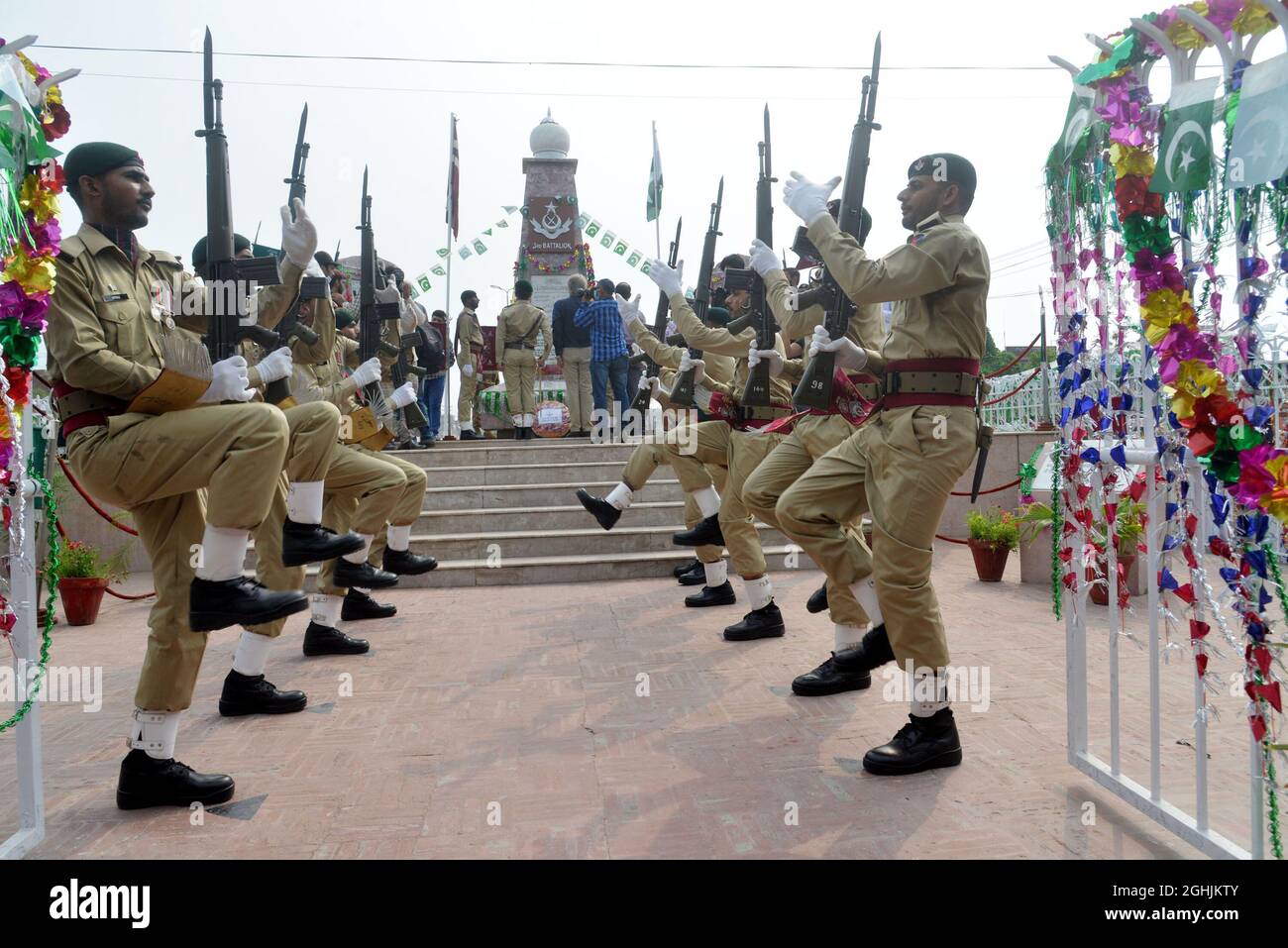 Lahore, Pakistan. 06th Sep, 2021. Pakistan army soldiers, traders and ...
