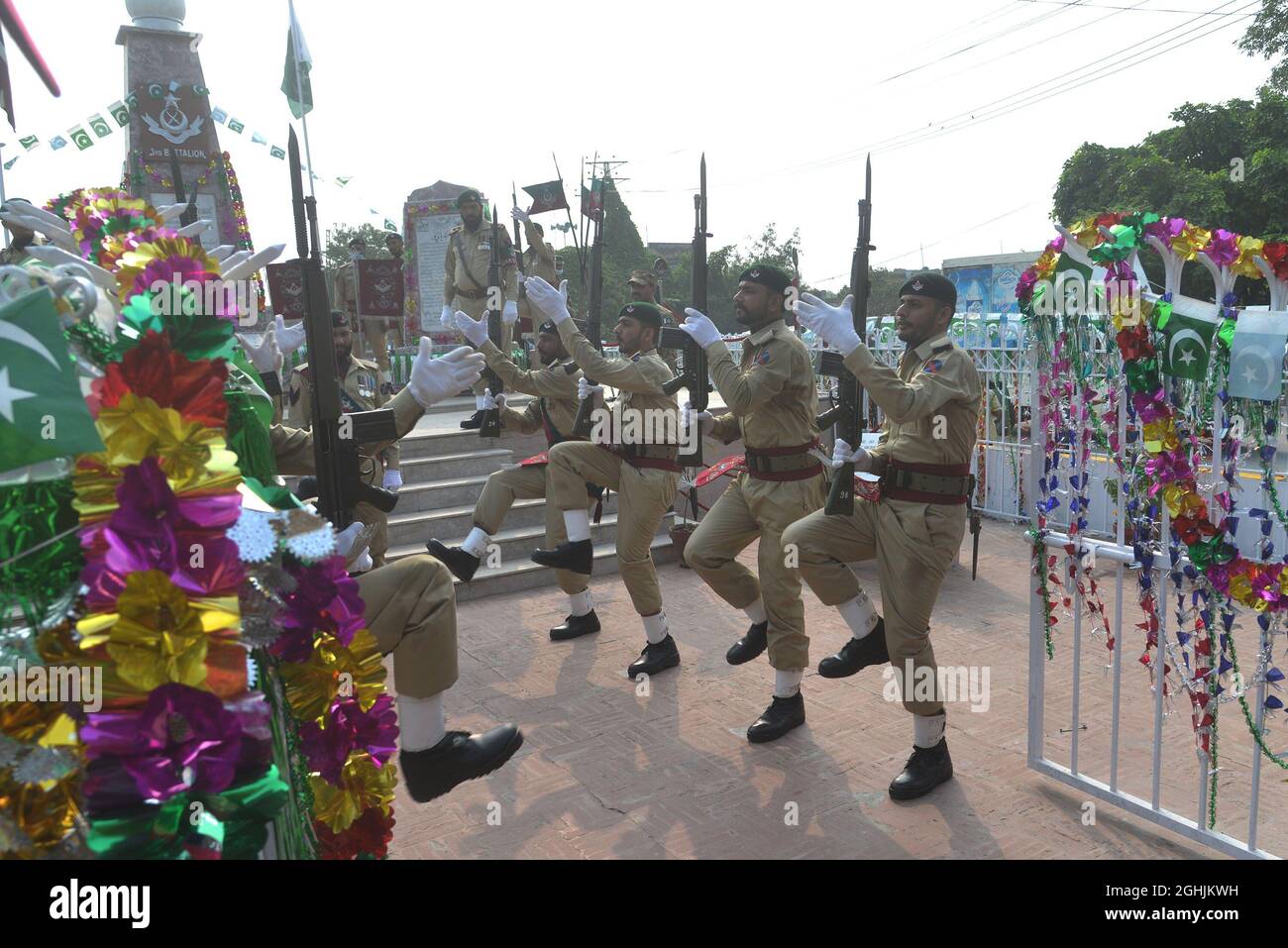 Lahore, Pakistan. 06th Sep, 2021. Pakistan army soldiers, traders and ...