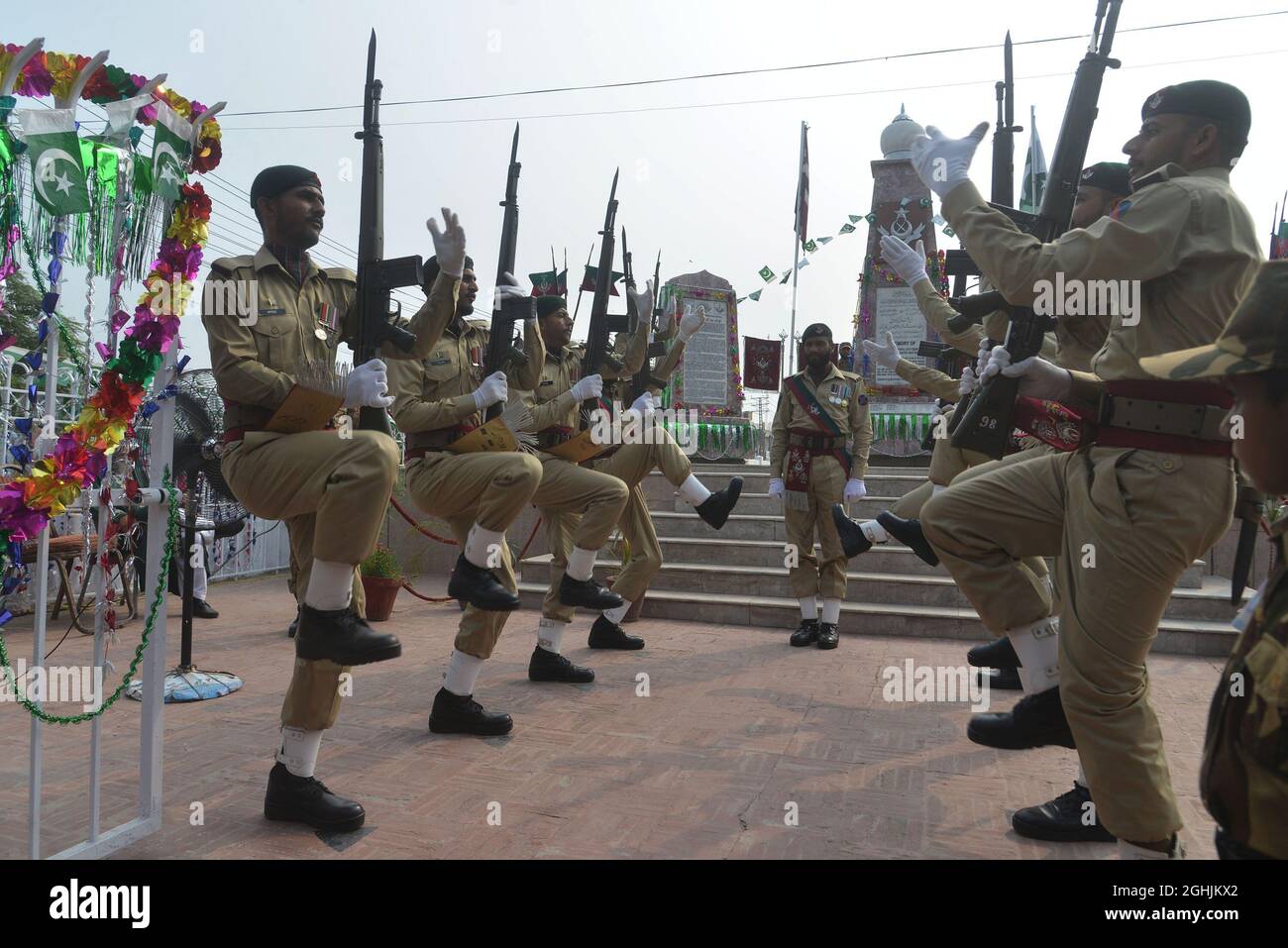 Lahore, Pakistan. 06th Sep, 2021. Pakistan army soldiers, traders and ...