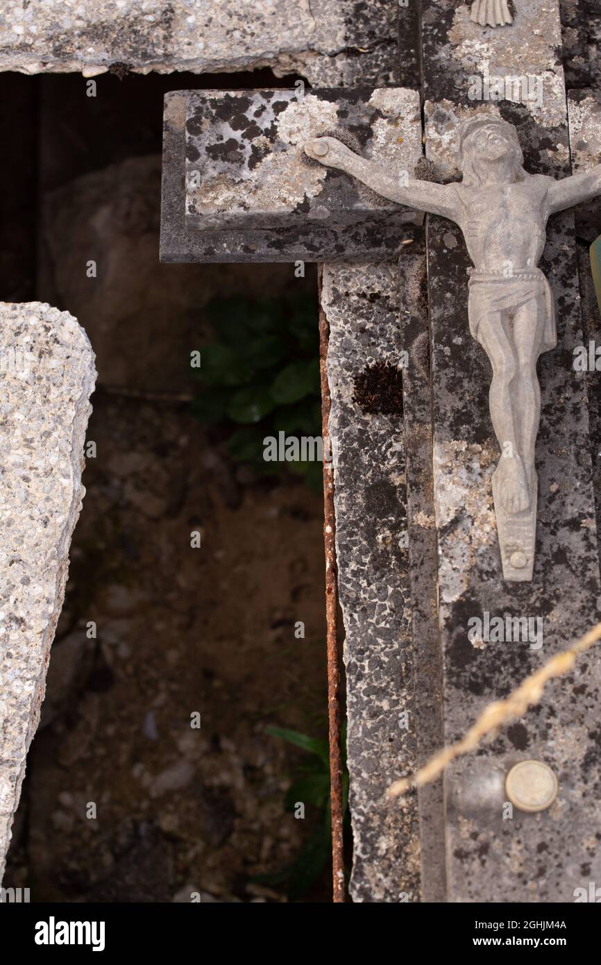 Jesus christ cross statue cemetery hi-res stock photography and images ...