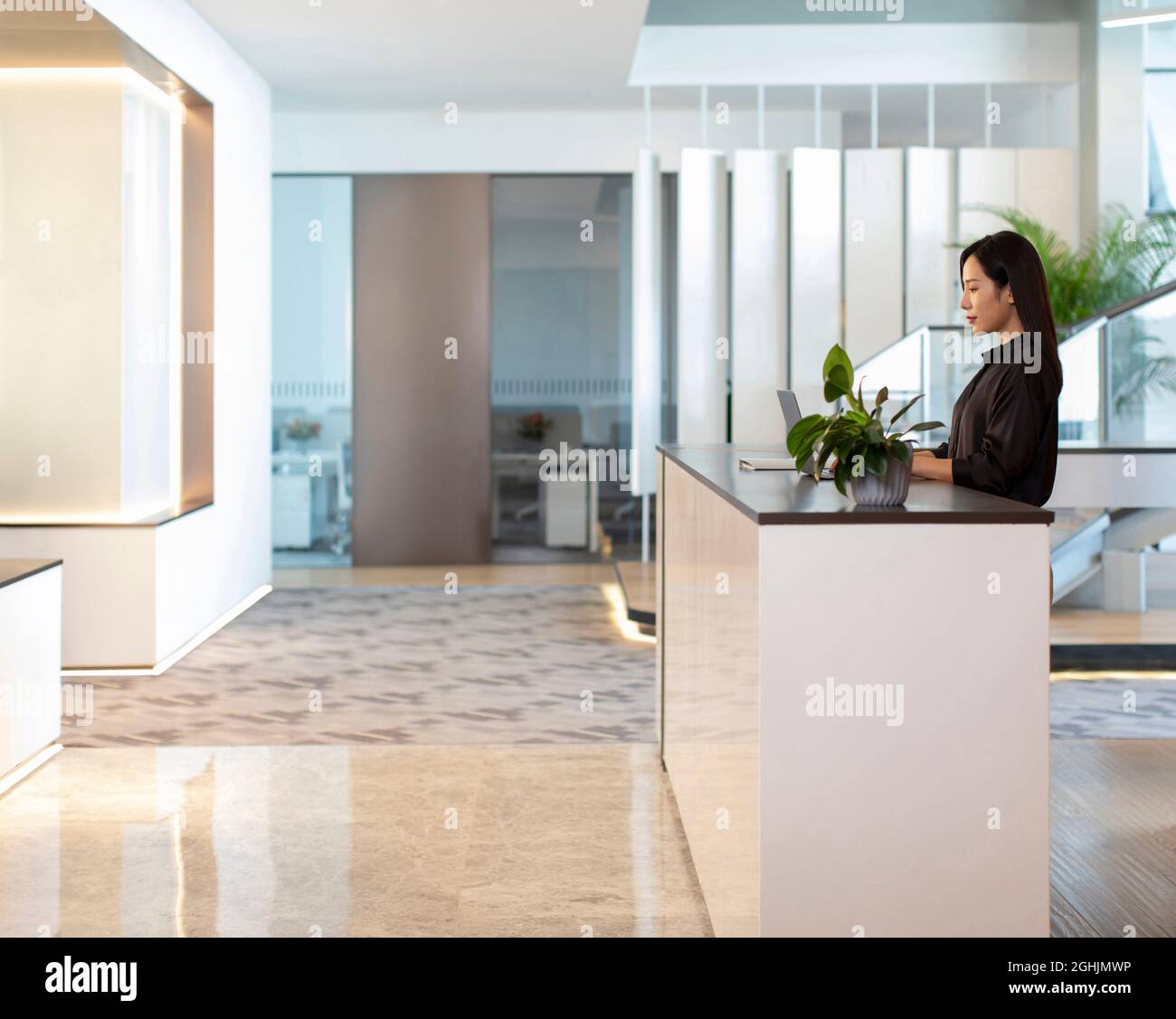 Receptionist asian office hi-res stock photography and images - Alamy
