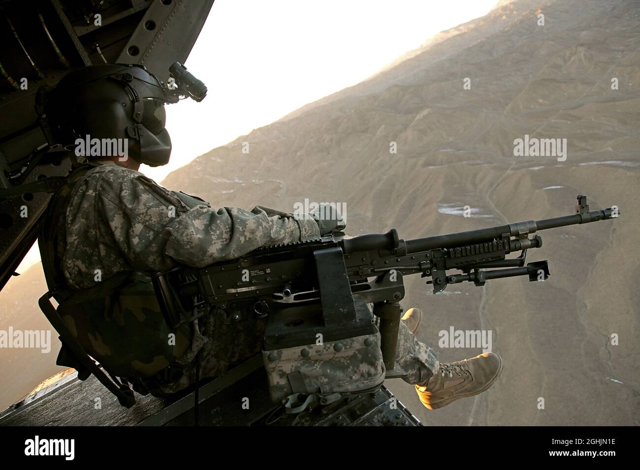 A ch 47 chinook helicopter crew ch hi-res stock photography and images ...