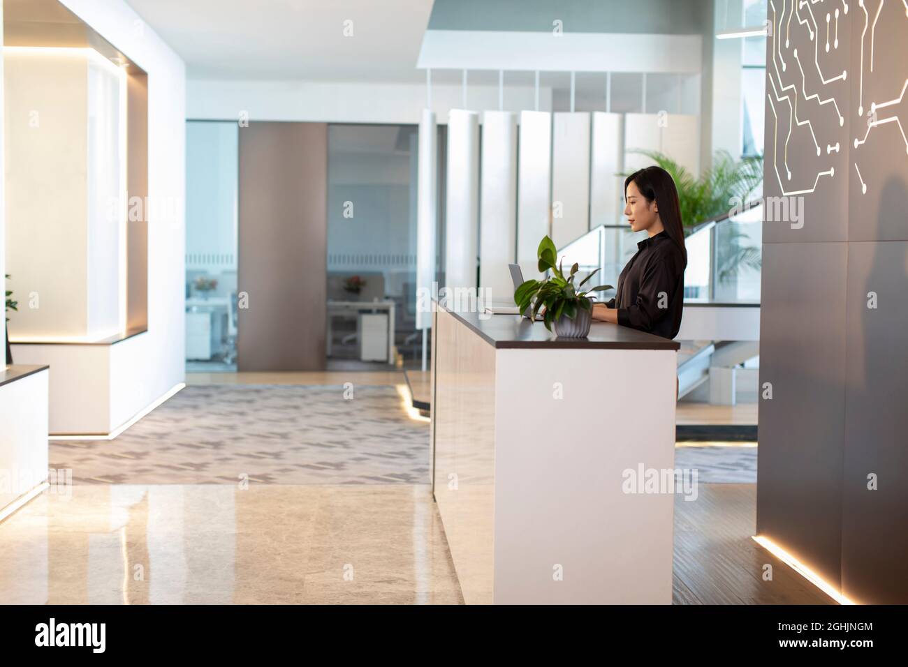 Receptionist asian office hi-res stock photography and images - Alamy