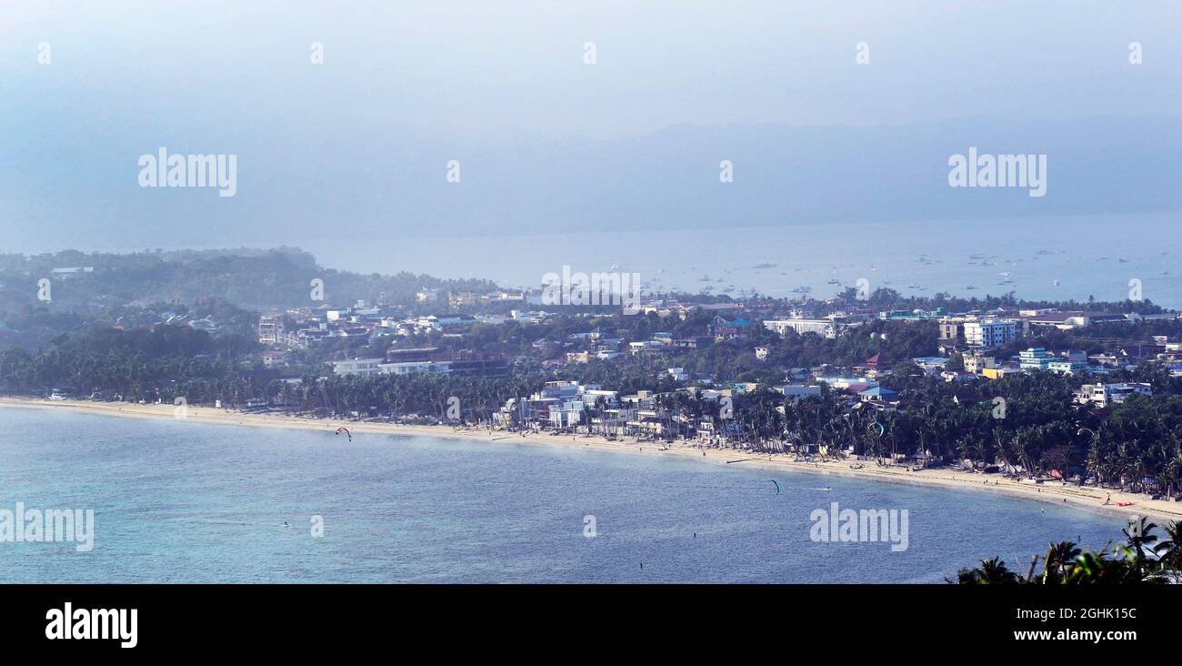 A view of the long Bulabog Beach in Boracay, The Philippines Stock ...