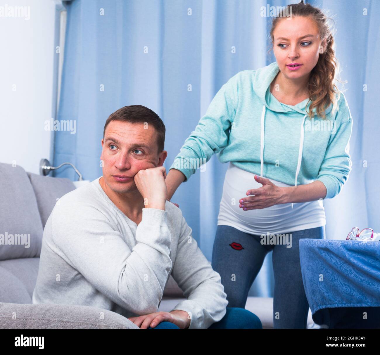 Husband and pregnant wife arguing at home Stock Photo - Alamy