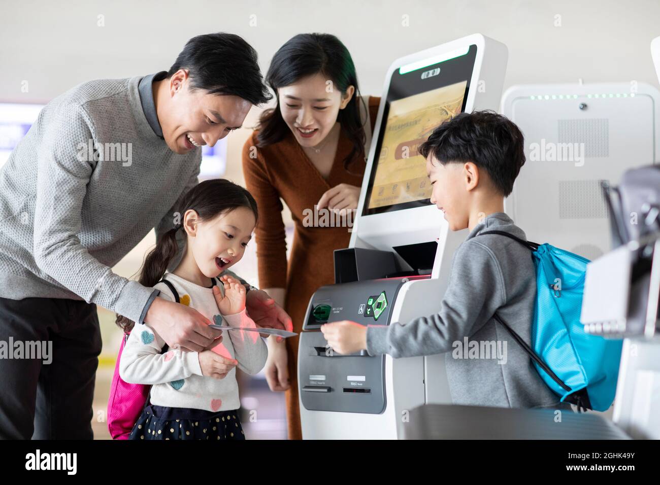 Father son daughter airport ticket counter hi-res stock photography and ...