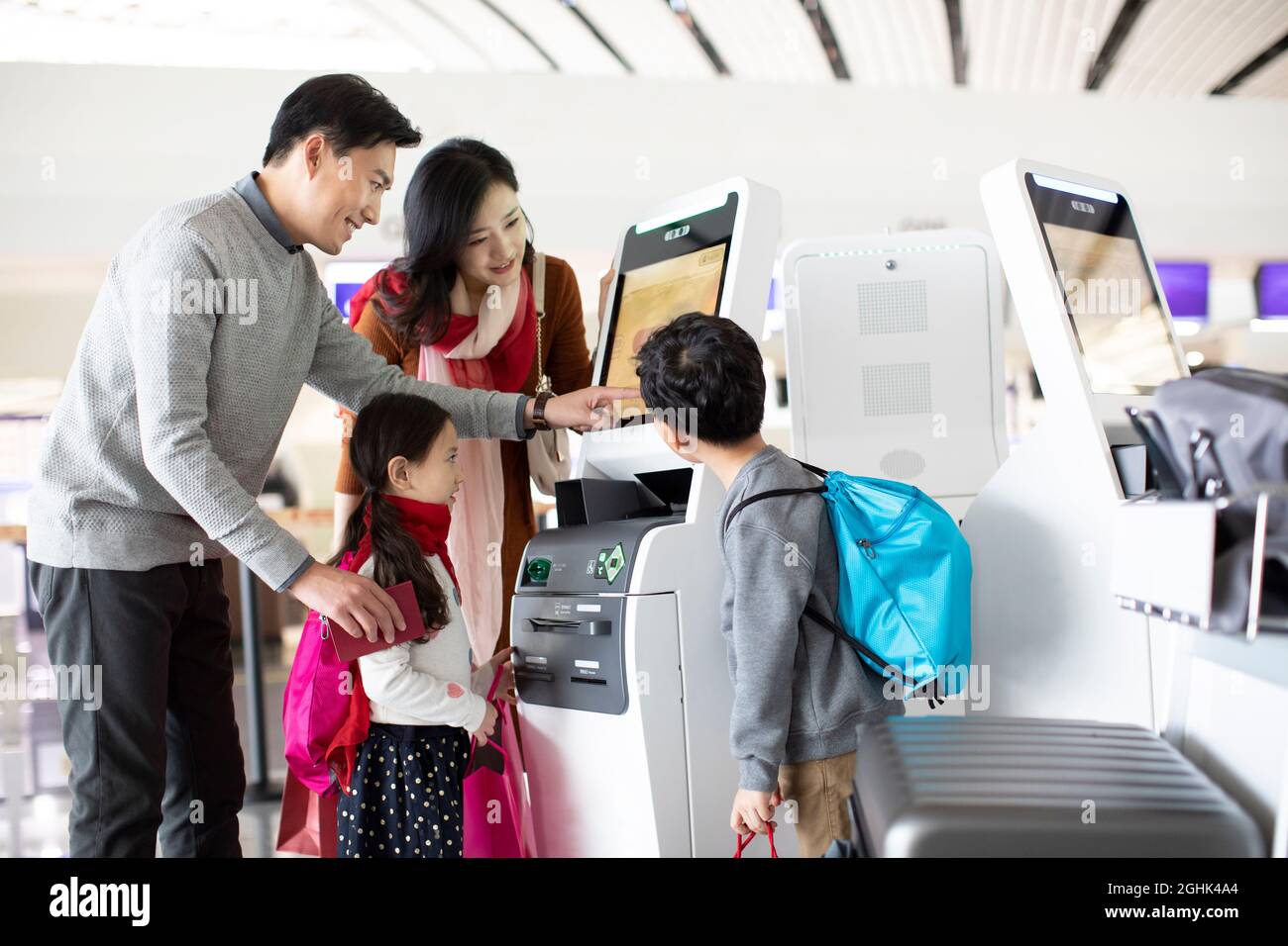Father daughter airport ticket counter hi-res stock photography and ...