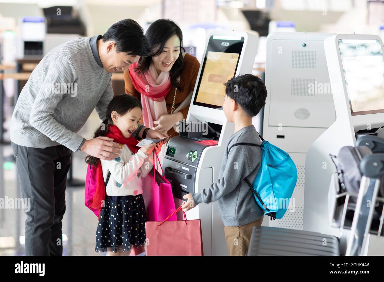Father daughter airport ticket counter hi-res stock photography and ...