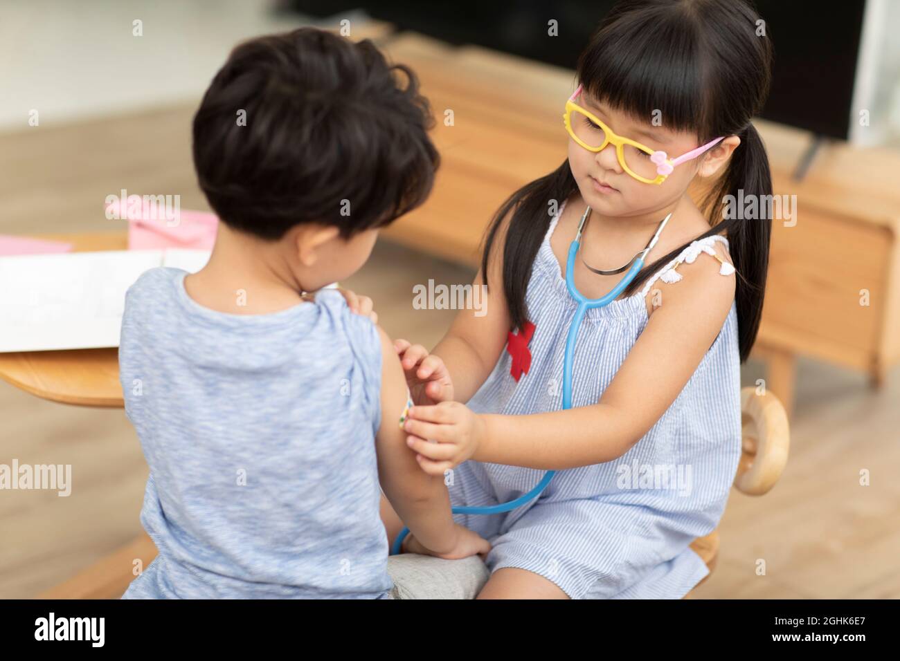 Brother sister playing doctor hi-res stock photography and images - Alamy