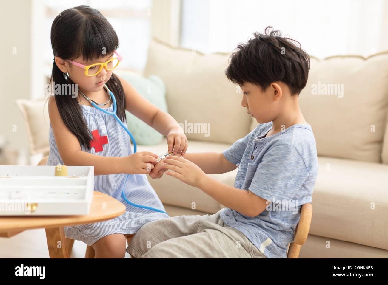 Brother sister playing doctor stethoscope hi-res stock photography and ...