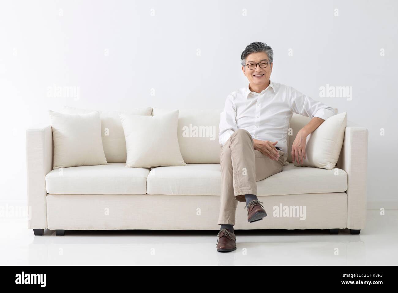 Senior chinese man sitting hi-res stock photography and images - Alamy