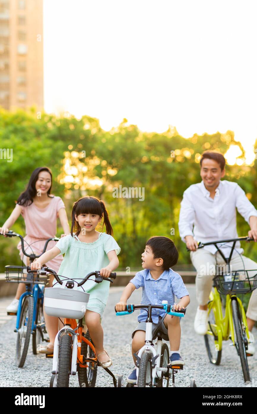 Family bicycle city four hi-res stock photography and images - Alamy