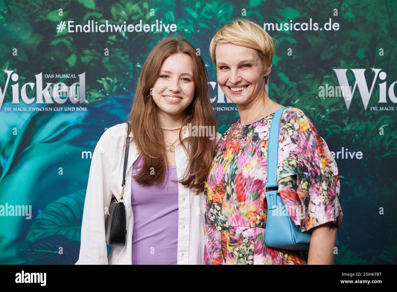 Hamburg, Germany. 05th Sep, 2021. Susann Atwell (r) and her daughter ...