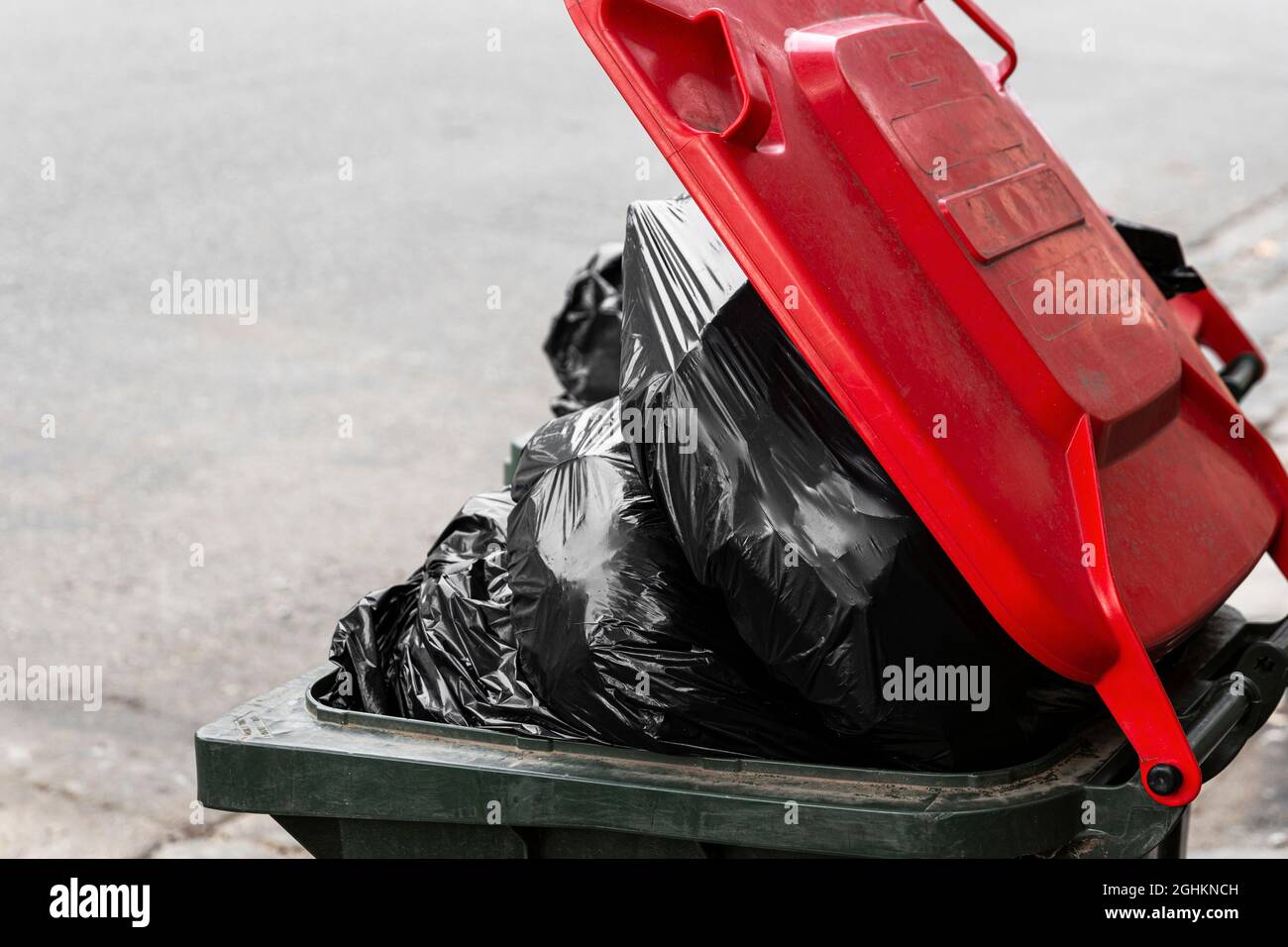 Rubbish bin over flowing hi-res stock photography and images - Alamy