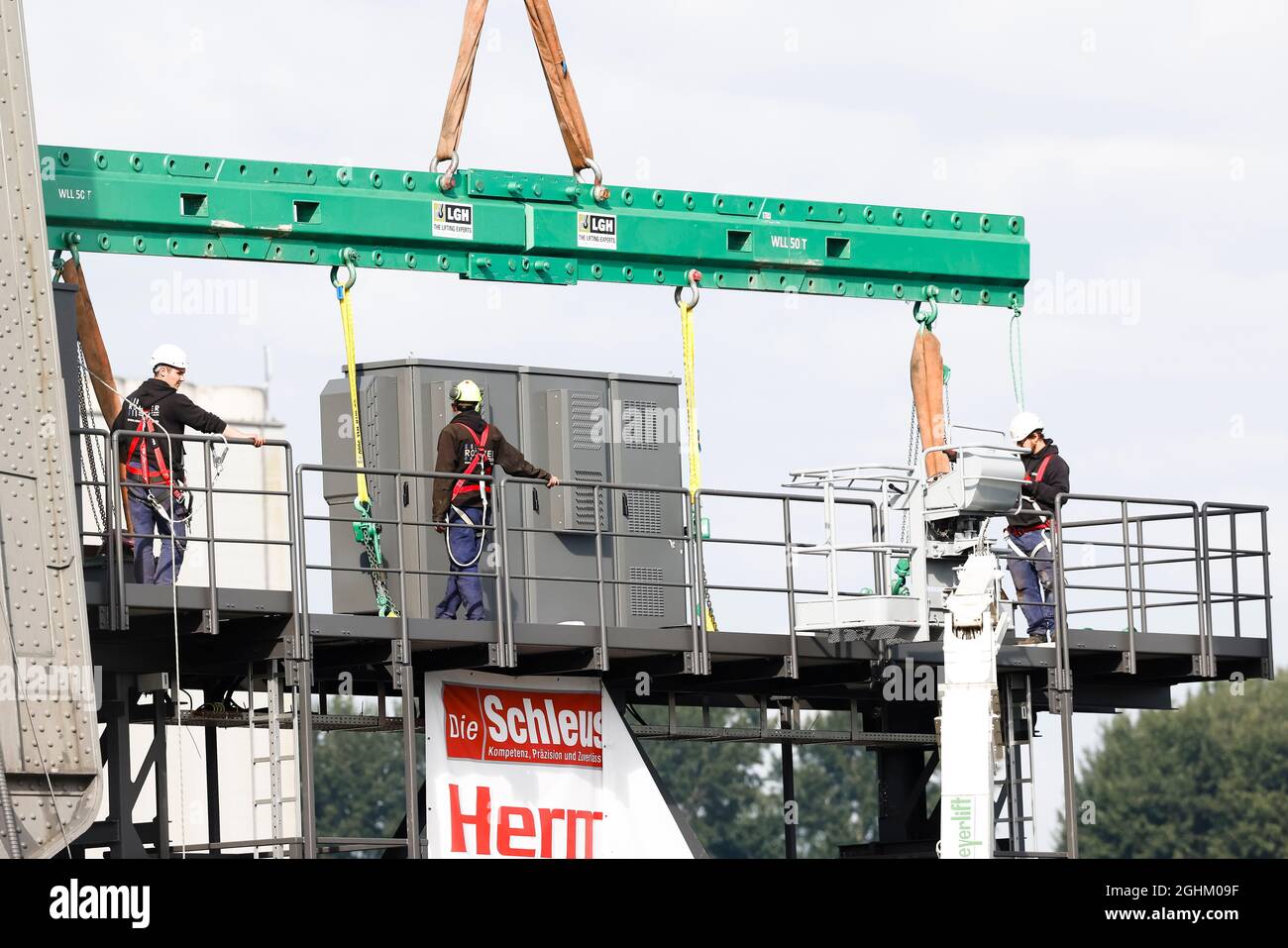 Poor scaffolding hi-res stock photography and images - Alamy