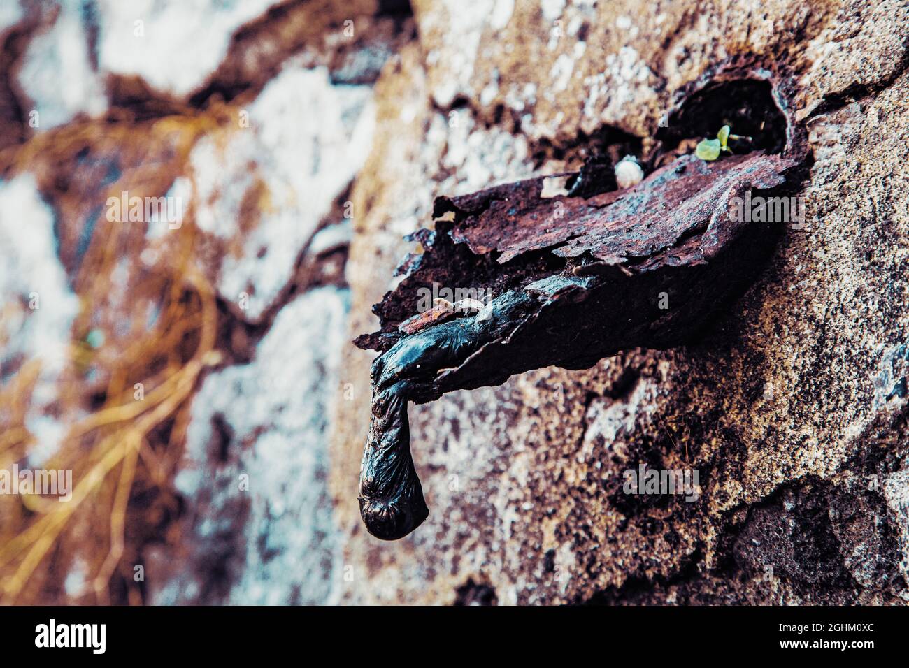 Tarred stone wall texture Stock Photo - Alamy