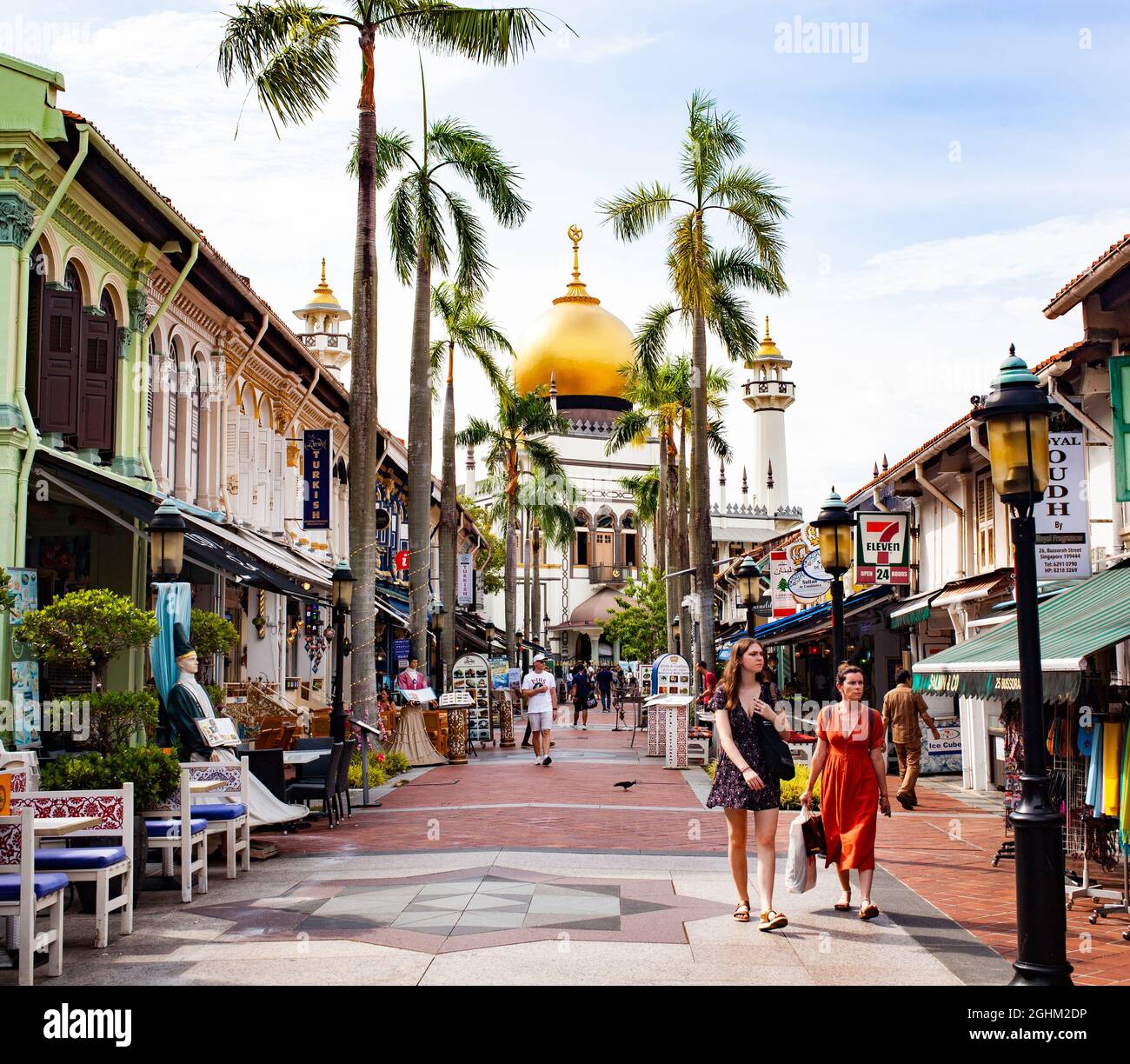 SINGAPORE, SINGAPORE - MARCH 2019> street view of singapore with Masjid ...