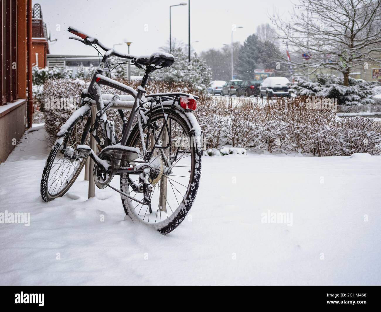 bicycle covered with fresh snow in a city, winter snowy season Stock ...