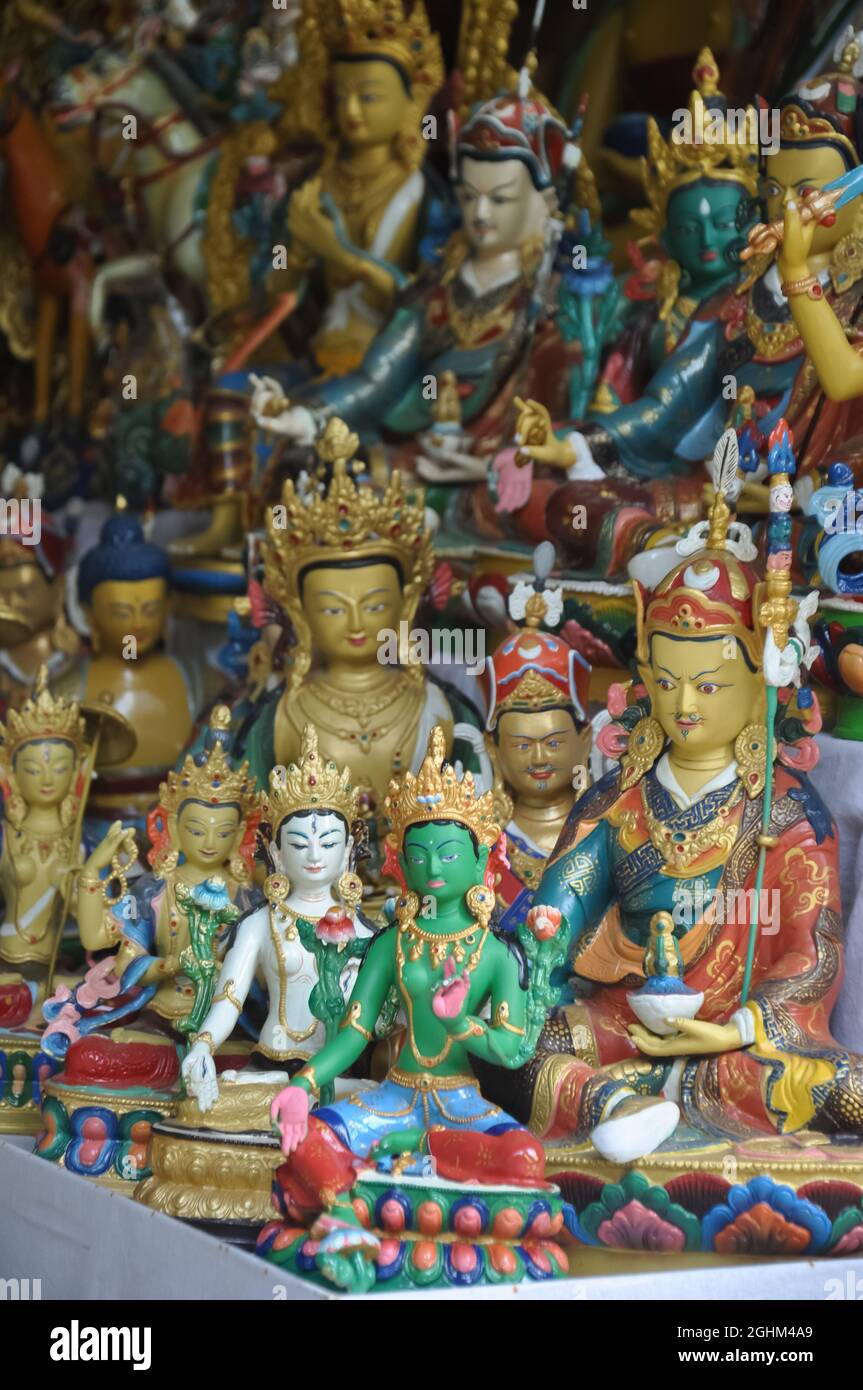 Buddhist statue store in Tibetan market in Rewalsar lake (Tso Pema ...
