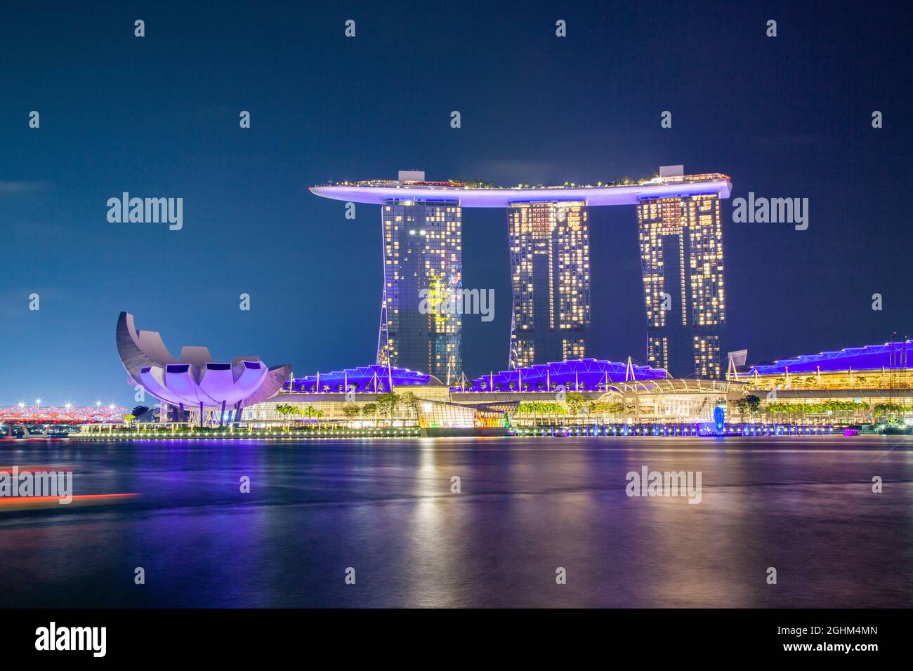 SINGAPORE, SINGAPORE - MARCH 2019: Skyline of Singapore Marina Bay at night with Marina Bay ...