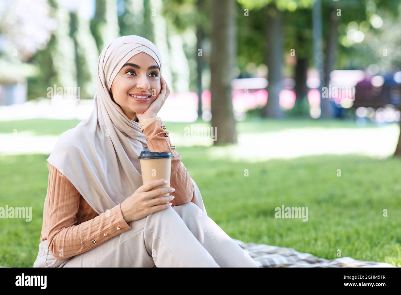 Hijab student hi-res stock photography and images - Alamy