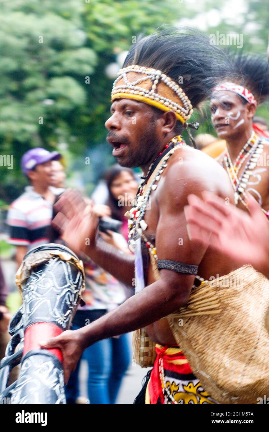 Papuan Dance with Tifa Stock Photo - Alamy