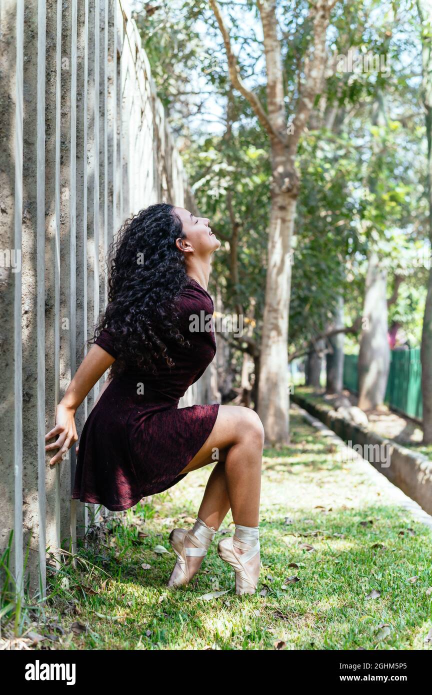 Dancer in sitting pose hi-res stock photography and images - Alamy