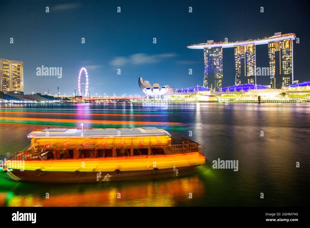SINGAPORE, SINGAPORE - MARCH 2019: Skyline of Singapore Marina Bay at night with Marina Bay ...