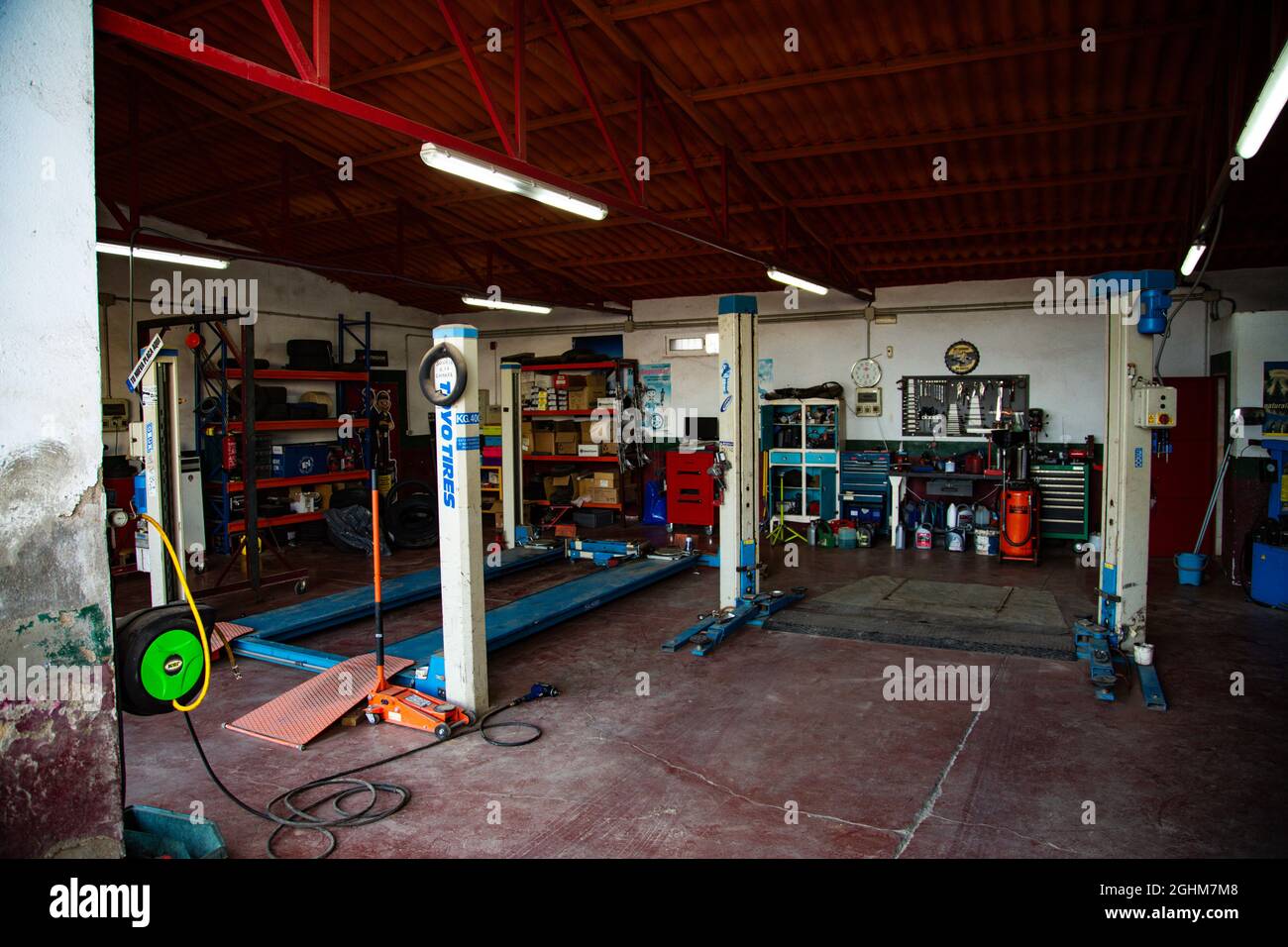 Wheel shop ready for services Stock Photo - Alamy