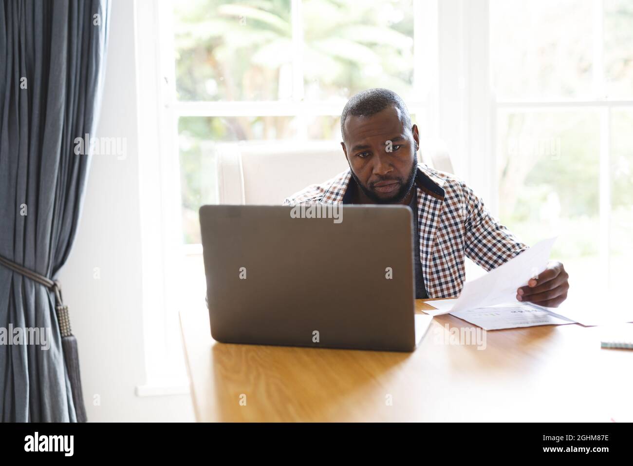 People sitting dining table hi-res stock photography and images - Alamy