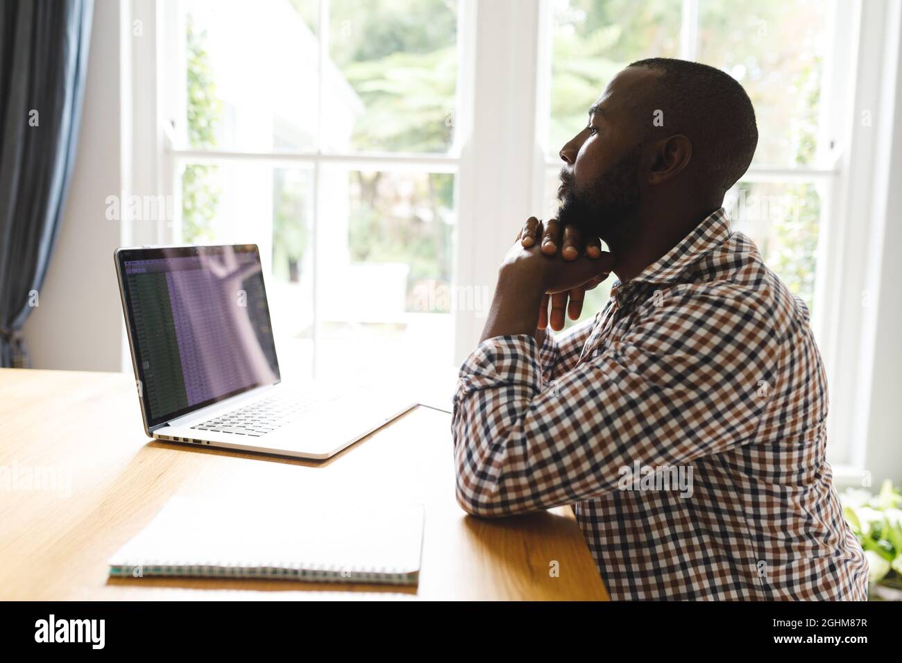 People sitting dining table hi-res stock photography and images - Alamy