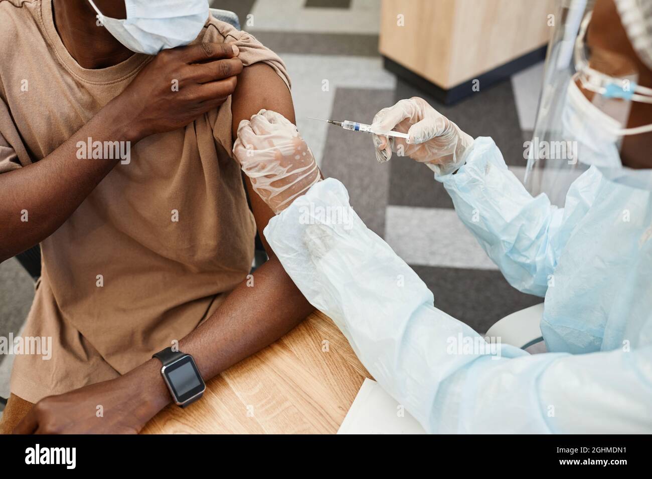 Doctor giving patient shot hi-res stock photography and images - Alamy