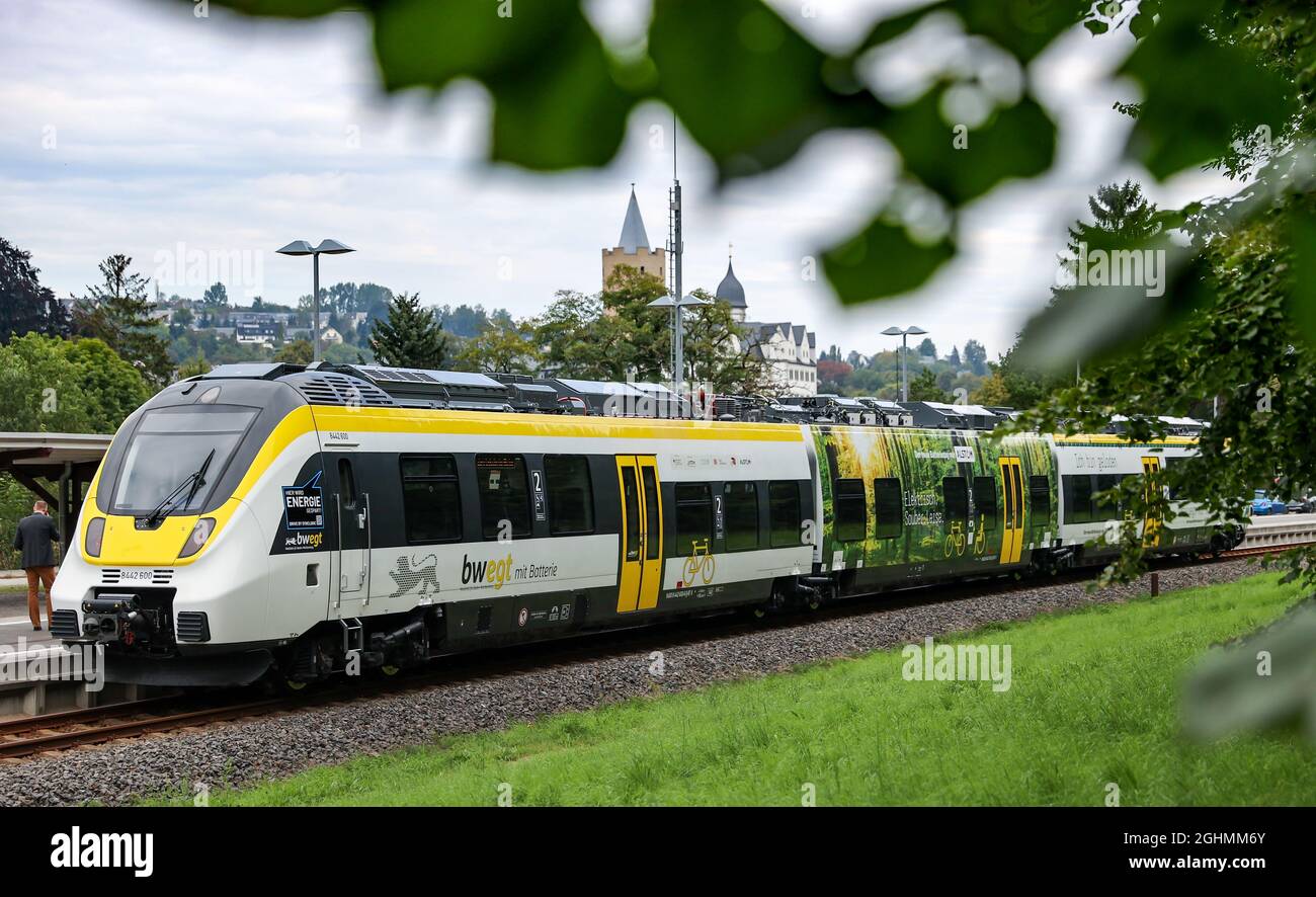 07 September 2021, Saxony, Zschopau: A battery-powered "Talent 3" train ...