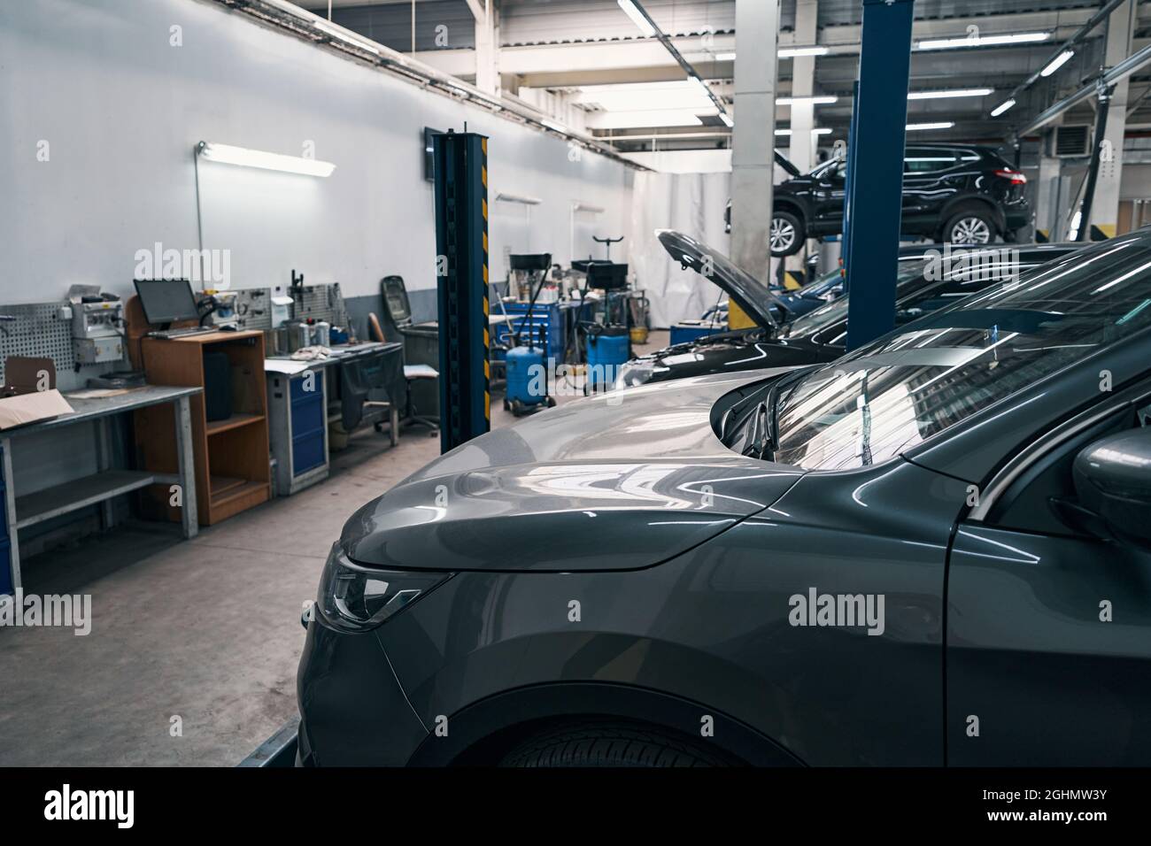 Empty auto repair shop with many cars Stock Photo - Alamy