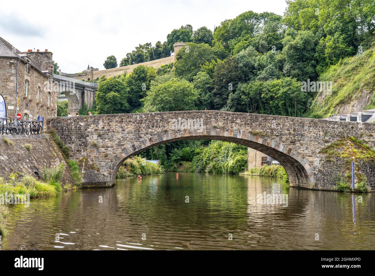 Stein Brücke über den Fluss Rance in Dinan, Bretagne, Frankreich ...