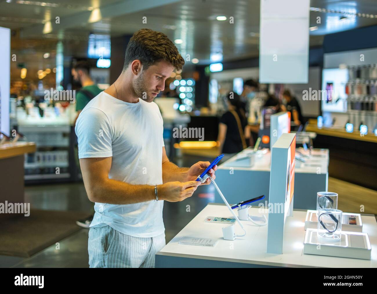 Smartphone electronic store hi-res stock photography and images - Alamy