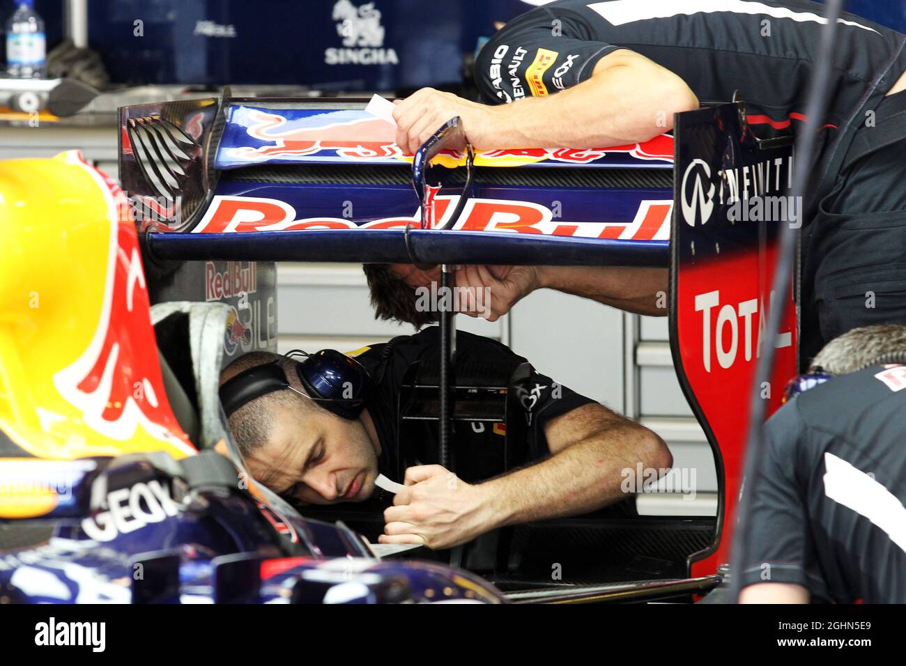 New rear wing assembly for the Red Bull Racing RB8. 07.11.2012. Formula ...