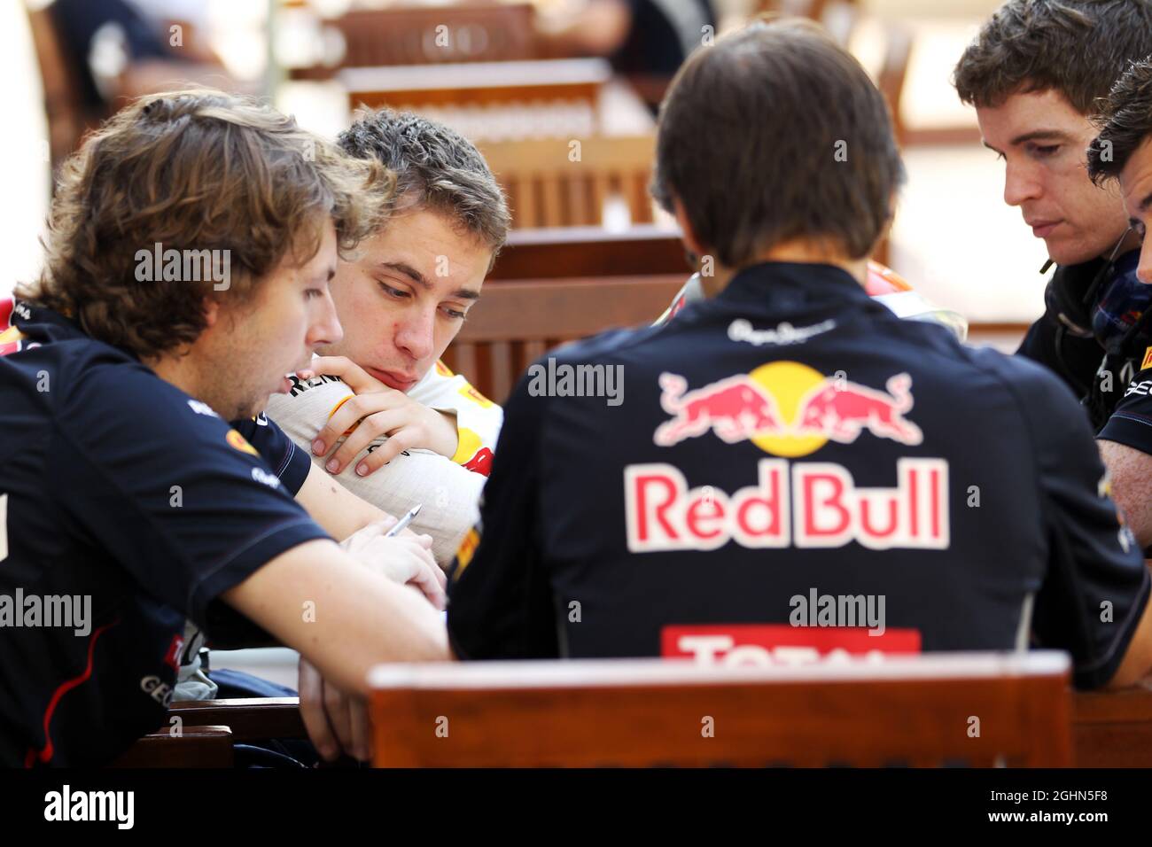 Robin Frijns (NLD) Red Bull Racing Test Driver with his engineers. 08. ...