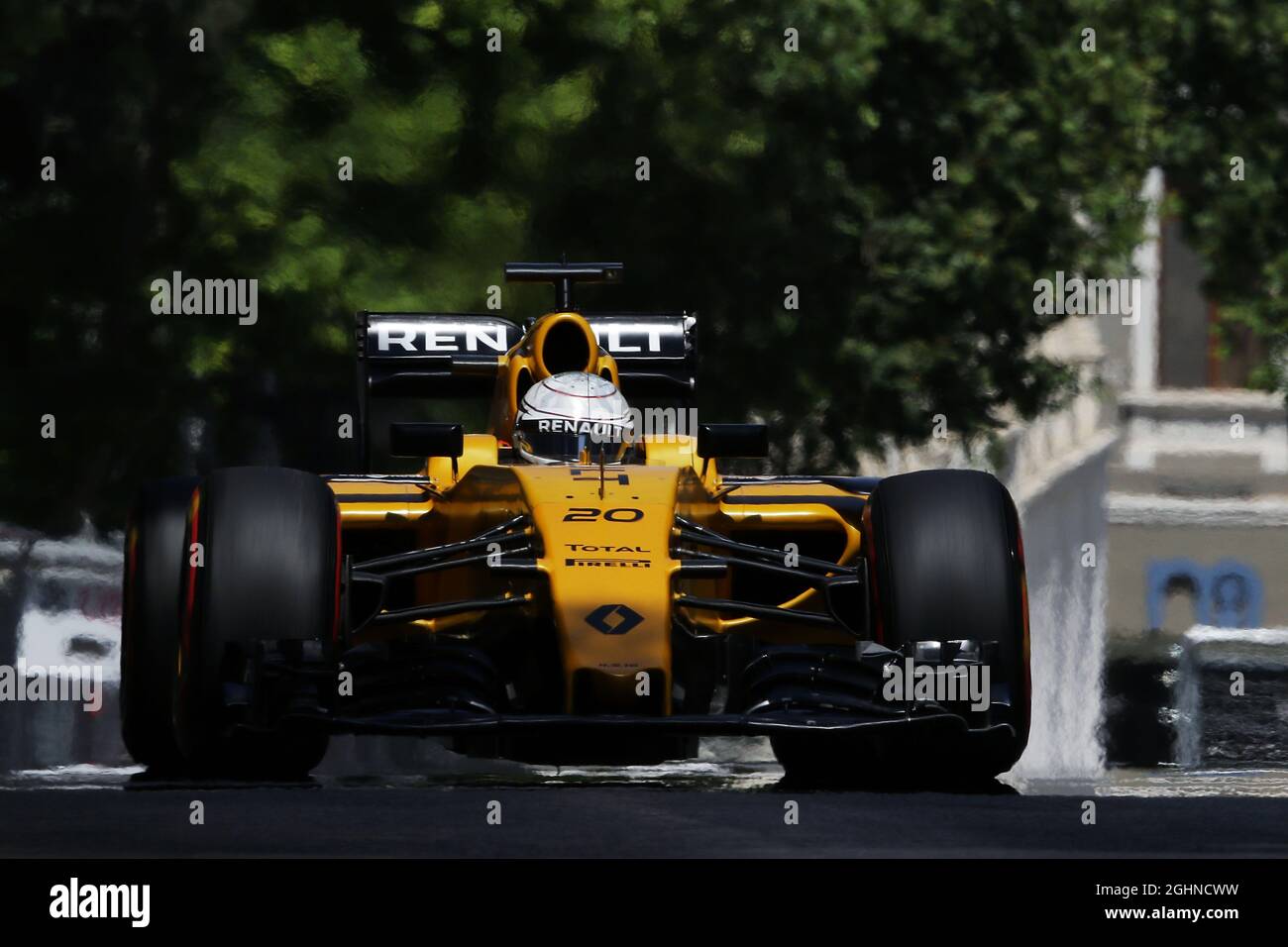 Kevin Magnussen (DEN) Renault Sport F1 Team RS16. European Grand Prix ...