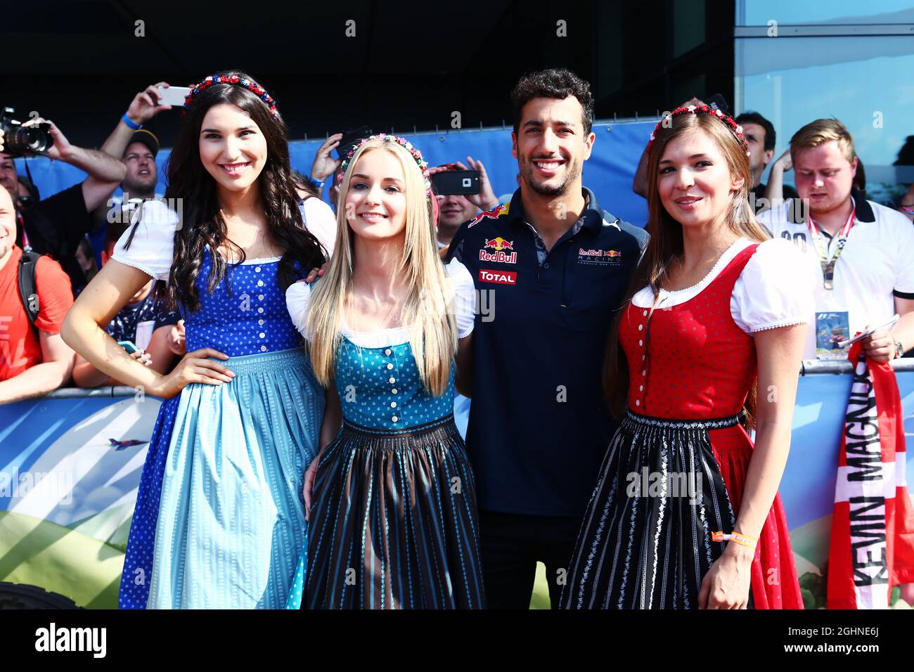 Daniel Ricciardo (AUS) Red Bull Racing with Formula Una girls. 02.07. ...