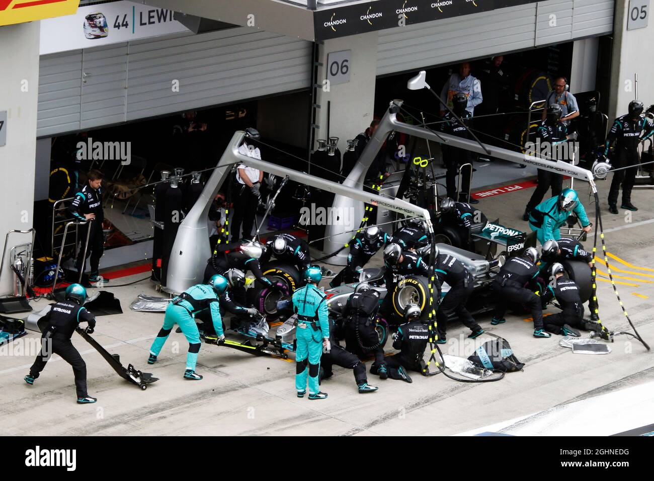 Mercedes amg f1 w07 hybrid makes a pit stop hi-res stock photography ...