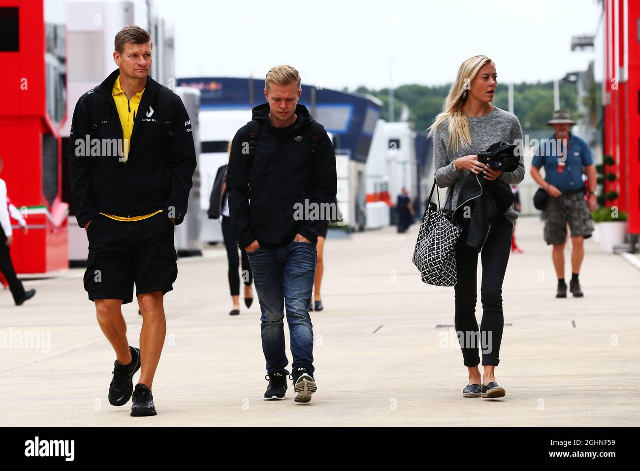 Kevin Magnussen (DEN) Renault Sport F1 Team with his girlfriend Louise ...