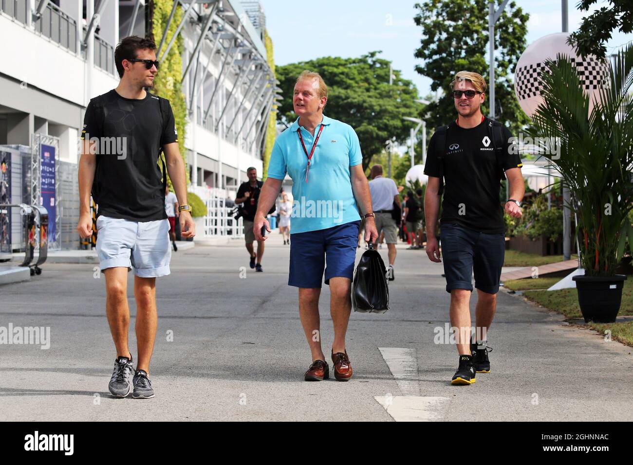 (L to R): Jolyon Palmer (GBR) Renault Sport F1 Team with Jonathan ...