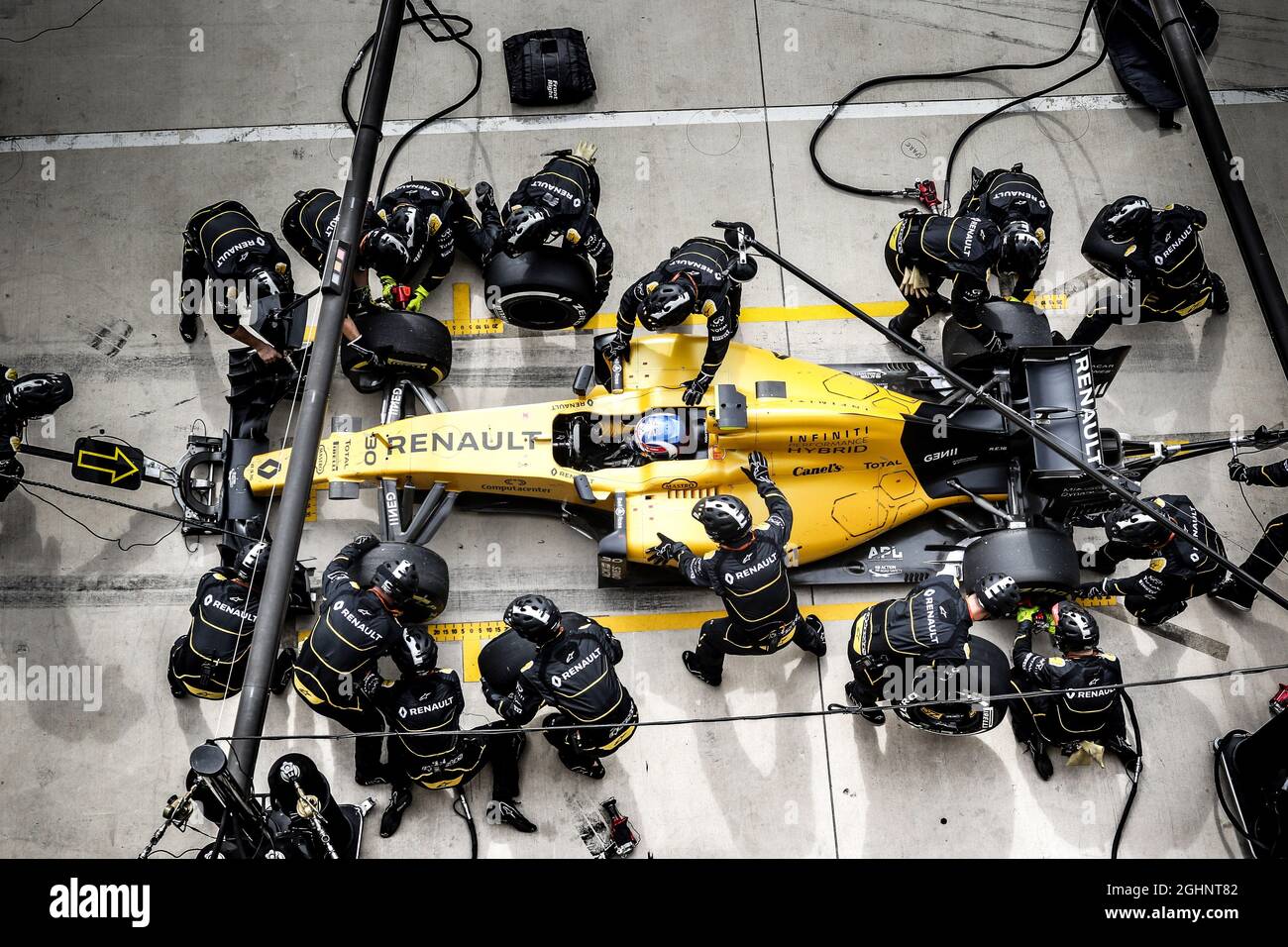 Jolyon Palmer (GBR) Renault Sport F1 Team RS16 makes a pit stop. 23.10. ...