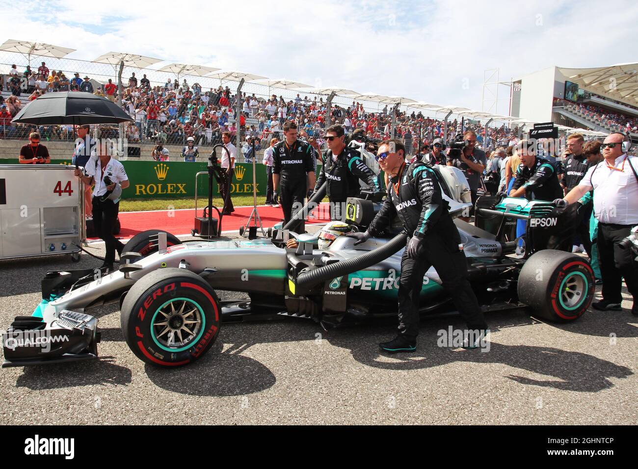 Lewis Hamilton (GBR) Mercedes AMG F1 W07 Hybrid on the grid. 23.10.2016 ...